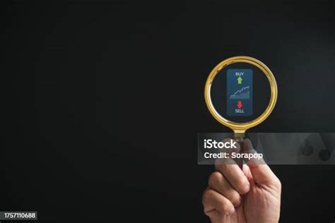 주식 시장의 비밀을 밝히는 트레이더는 돋보기로 막대 그래프의 증가하는 화살표를 검사합니다 거래자에 대한 스톡 사진 및 기타 이미지 거래자 경제 계획 Istock