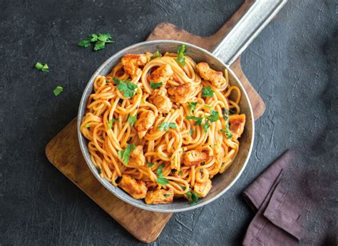 Pasta Con Pollo Y Vegetales En Salsa De Spaghetti Marcellos