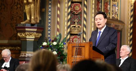 尹 英의회서 영어연설 양국 창조적 동반자30초 기립 박수