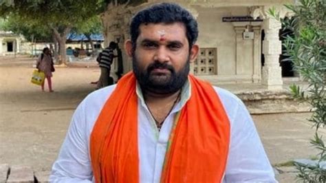 காக்காதான் உட்காரும் கொடி வைக்க கூடாது ஒருவழியாக ஜாமீன் பெற்ற அமர்