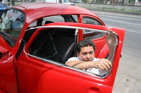 Instalación de marco de puertas y aletas para vocho Vochomania