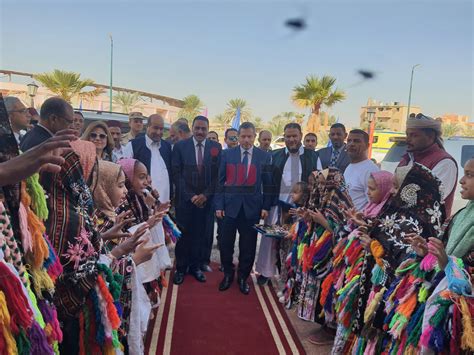 بالزي السيوي والتمور أطفال سيوة يستقبلون محافظ مطروح ورئيس الجامعة صور
