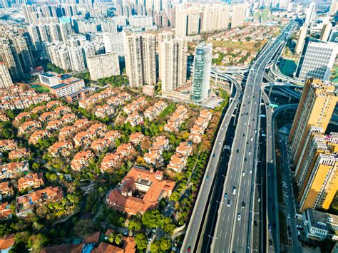 城市交通大道车辆航拍摄影图 包图企业站