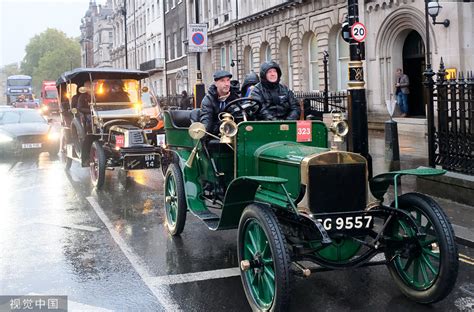 英国伦敦举行老爷车比赛 民众冒雨参加比赛凤凰网