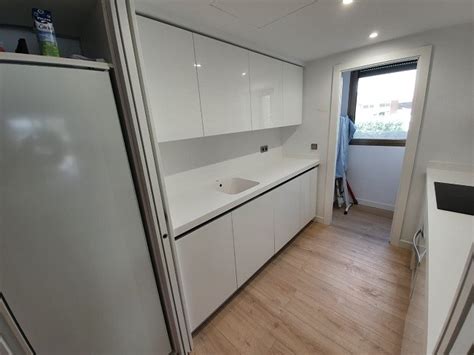 Cocina Lacada En Blanco Brillo Y Encimera De Corian Blanco Carpintería Fer