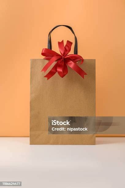 Mockup Paket Kerajinan Kosong Atau Tas Belanja Kertas Brown Dengan