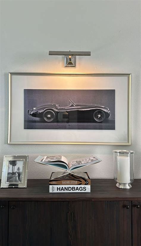 Книга на деревянном шкафу