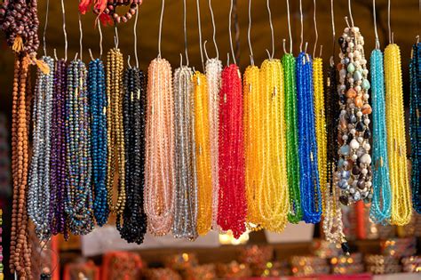 인도 스트리트 시장에서 화려한 구슬 보석 닫습니다 인도 0명에 대한 스톡 사진 및 기타 이미지 0명 거리 공예 Istock