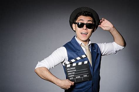 رجل مضحك مع فيلم مصفق الخلفية مشهد مضحك كلابر صورة الخلفية للتحميل مجانا