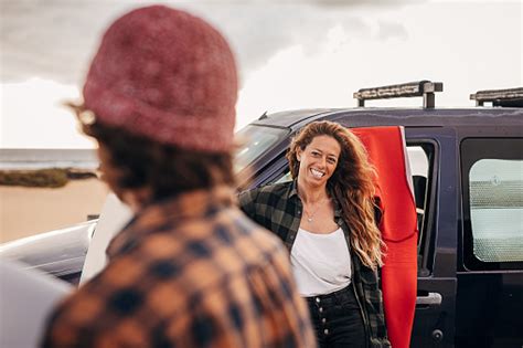 두 명의 서퍼가 차에서 서핑 보드를 가져 와서 파도를 타기 위해 해변으로 향합니다 2명에 대한 스톡 사진 및 기타 이미지 2명 개념 남자 Istock