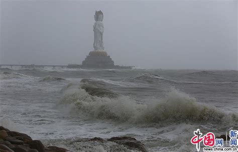 台风木恩登陆海南 三亚海上掀起大浪 新闻中心 中国网