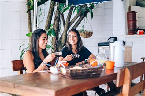 Dua Wanita Muda Sarapan Foto Stok Unduh Gambar Sekarang Kopi