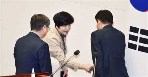 머니s포토 국회 본회의 교대하는 국회의장·부의장