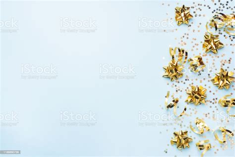 크리스마스와 새해를 축하하기위한 플랫 레이 배경 파란색 배경에 금 리본 활과 색종이 별 상단 보기 복사 공간입니다 공휴일에 대한
