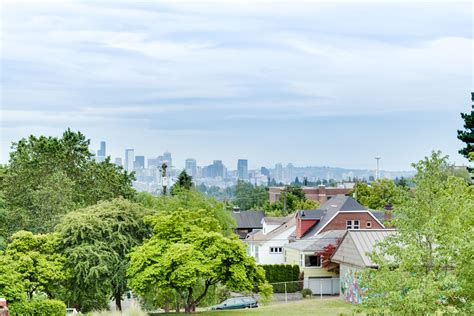 Maple Leaf Residential Neighborhood In North Seattle
