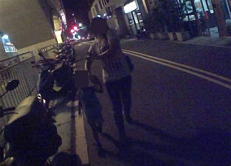 3歲幼童與母失散慌張奔跑 暖心汐警牽著她的手找到媽 指傳媒