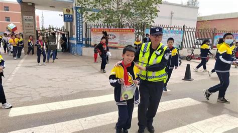 【抓党建、整作风、强素质、树形象】阿左旗公安局吉兰泰派出所民警站好“护学岗”为祖国的花朵们保驾护航澎湃号·政务澎湃新闻 The Paper