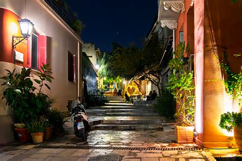 그리스 아테네의 플라카 지구에 있는 밤의 조명이 켜진 보도 카페 거리에 대한 스톡 사진 및 기타 이미지 거리 건물 외관 건물 정면 Istock