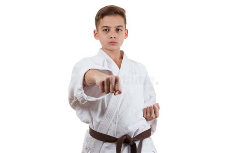 武术体育空手道 白色和服训练拳打和块的儿童青少年的男孩 库存图片 图片 包括有 女演员 男朋友 62369729