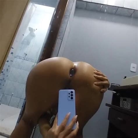 Conferindo O Plug No Cu