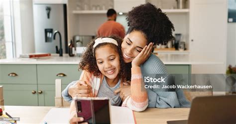 어린 시절의 추억 사랑이나 애정과의 연결 및 유대감을 위해 셀카와 함께 집에서 엄마 소녀 및 미소를 짓습니다 엄마 아이 소셜 미디어용 사진 프로필 사진 및 콘텐츠와 함께