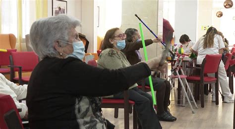 La doble funció dels centres de dia de la Creu Roja l assistencial i la social