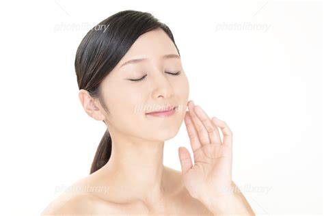 スキンケアをする女性 写真素材 5853540 フォトライブラリー Photolibrary