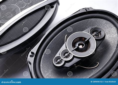 Altavoces De Sonido De Coches Negros Cerrados En Un Sistema De Sonido De Fondo Blanco Foto De