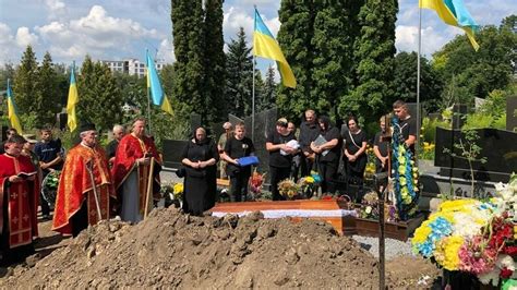 Сиротами залишилися троє дітей у Тернополі поховали воїна добровольця
