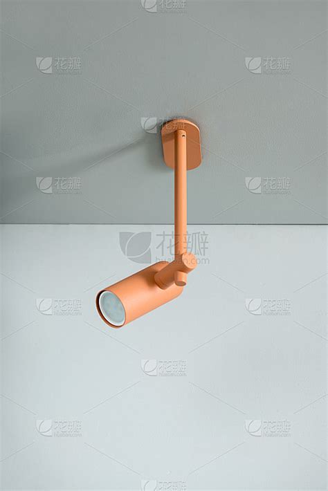 天花板上的金属橙色灯