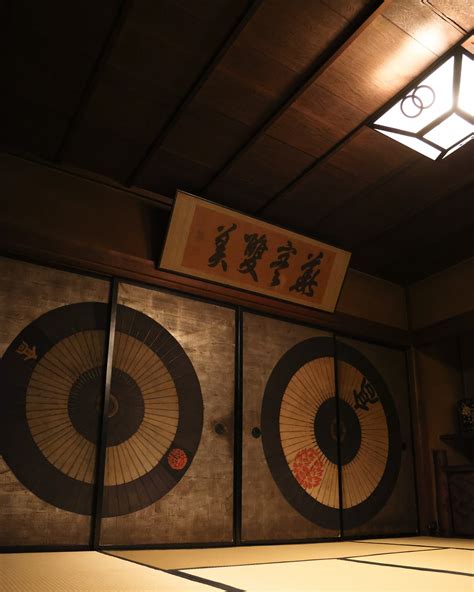 Shiny 京都写真𖡼ドローン空撮 京都市『輪違屋』 ※dont Repost 太夫道中に使われる傘が襖に貼り込まれた”傘の間