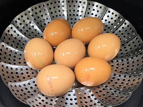 삶은 계란을 찬물에 넣지 마세요 이렇게 하면 1초 만에 껍질이 까집니다 텐꿀팁