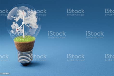 내부에 작은 풍력 터빈이있는 단일 전구 녹색 토양과 구름 재생 가능한 청정 에너지 개념 3d 그림 0에 대한 스톡 사진 및 기타 이미지 Istock