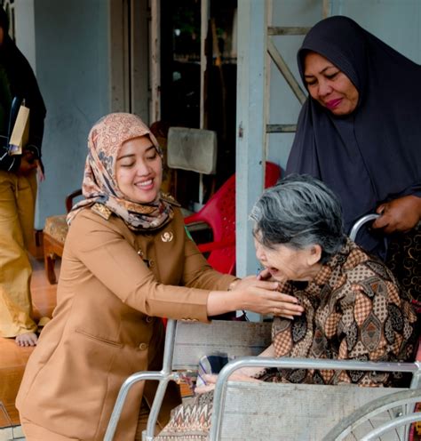 Chusnunia Chalim Berikan Bantuan Kursi Roda Warga Kemiling Jurai Id
