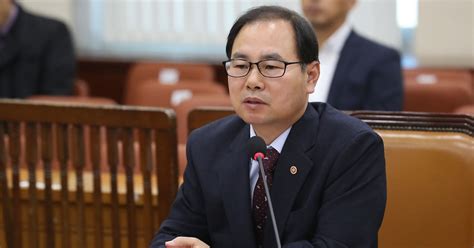 질의에 답하는 박영수 중앙선관위 사무총장