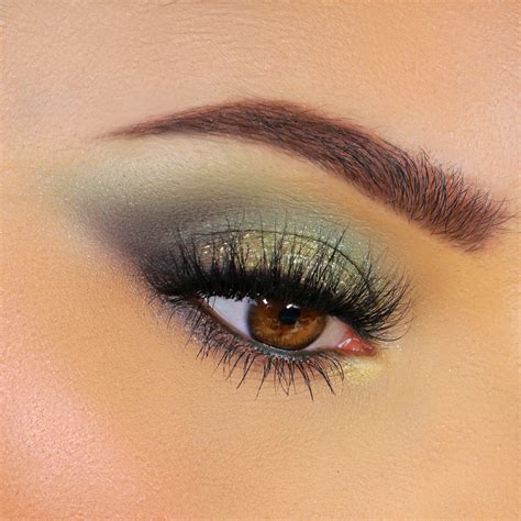 Green Smokey Eyes Huda Beauty Emerald Eyeshadow Palette Green