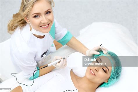 전문 미용사 여자 얼굴에서 눈 썹 문신을 하 고입니다 뷰티 살롱 근접 촬영에서에서 영구이 마 메이크업입니다 화장품 편차 건강관리와 의술에 대한 스톡 사진 및 기타 이미지