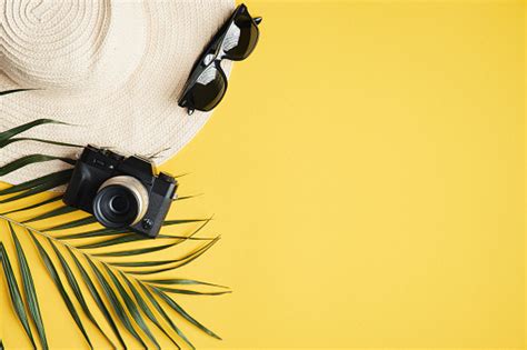 해변 모자 힙스터 선글라스 복고풍 스타일의 카메라 노란색에 열대 야자수 잎여름 배경 플랫 레이 상단 보기 복사 공간 여름 휴가 휴가 여행 관광 개념 0명에 대한 스톡 사진
