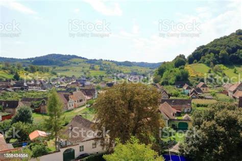 비에르탄 마을 및 주변 풍경 시비우 카운티 루마니아 유네스코 세계 문화 유산인 비에르탄의 요새화된 교회에서 볼 수 있습니다 0명에 대한 스톡 사진 및 기타 이미지 Istock