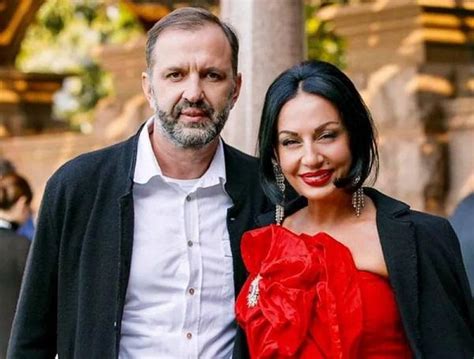 “ჩემო მეგობრებო ბინის დიზაინი თუ დაგჭირდათ ჩემი ლელა წურწუმია…“ რა