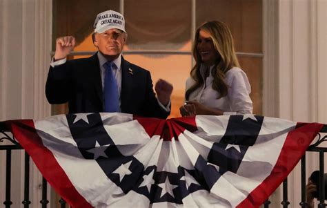 На балконі Білого дому Меланія Трамп виконала фірмовий «танок чоловіка в День незалежності США