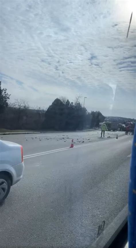 Trei Persoane Au Ajuns La Spital După Ce Două Mașini S Au Ciocnit Pe
