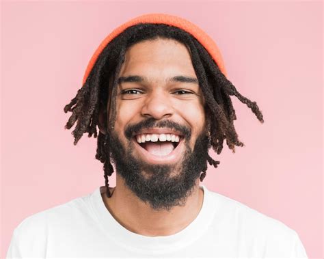 Retrato De Un Hombre Feliz Foto Gratis