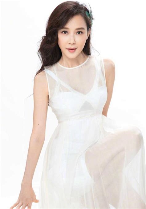 52歲蕭薔真放得開，透視網紗裙秀纖纖美腿，金庸都誇她人美料多 每日頭條