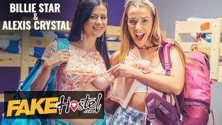 Fake Hostel Fun 性感的双性恋辣妹最终进入硬而快速的三人行