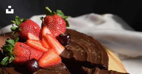 딸기를 얹은 초콜릿 케이크 사진 Unsplash의 무료 풀 Hd 월페이퍼 이미지