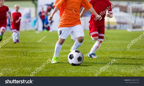 어린 소년들이 운동장에서 축구 경기를 한다축구 스톡 사진 448251970 Shutterstock