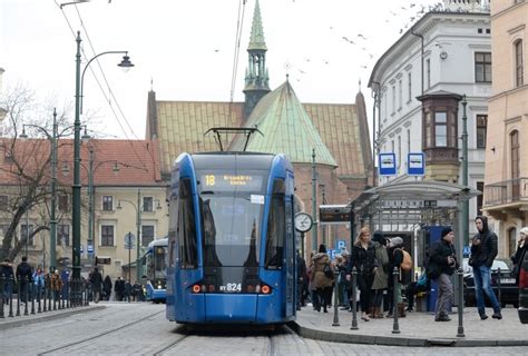 Kraków Naklejki z liczbą dostępnych miejsc na drzwiach autobusów i