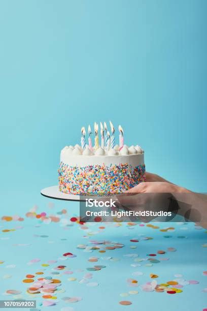 자른 색종이와 파란색 배경에 맛 있는 생일 케이크 촛불을 들고 여자의 보기 생일 케이크에 대한 스톡 사진 및 기타 이미지