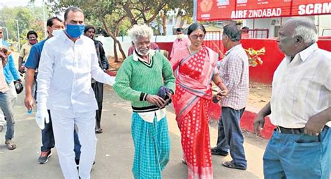 Kothagudem Mla Vanama Venkateswar Rao Helps 25 Street Dwellers Find
